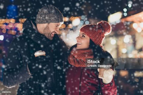 새해 복 많이 받으세요 따뜻한 재킷 니트 모자 스카프를 착용하고 따뜻한 재킷을 입고 머그컵을 들어 올리며 손에 뜨거운 음료를 들고 따뜻한 음료를 손에 들고 있는 귀여운 두