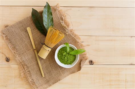 말 가루 그릇 나무로 되는 숟가락과 털 녹차 잎 유기농 녹차 말 식 세트 0명에 대한 스톡 사진 및 기타 이미지 0명 고명 과일 Istock