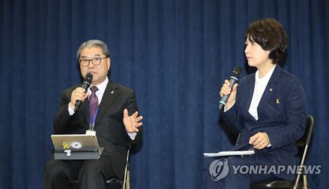 토크콘서트하는 추미애와 이재정 연합뉴스