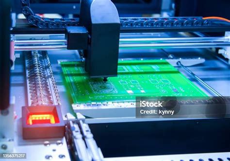 납땜 또는 용접 부품 중 인쇄 회로 기판 조립 기계용 자동 로봇 회로판에 대한 스톡 사진 및 기타 이미지 회로판 생산 라인