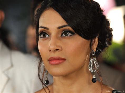 Temasfondos De Pantalladescargar Actriz De Bollywood Bipasha