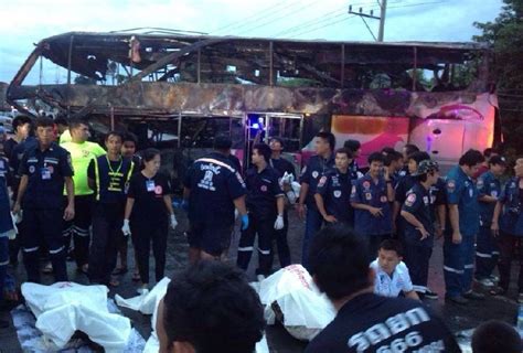 สยอง ทัวร์กทม ร้อยเอ็ด ชนรถพ่วงไฟลุกท่วมคลอก 19 ศพ เด็ก 3 ขวบด้วย เจ็บ 22