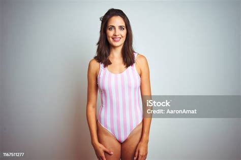 얼굴에 행복하고 시원한 미소와 고립 된 배경에 줄무늬 핑크 수영복 수영복을 입고 젊은 아름다운 여성 운이 좋은 사람 갈색 머리에 대한 스톡 사진 및 기타 이미지 Istock
