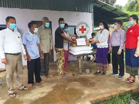 ពលរដ្ឋ ២គ្រួសារ រស់នៅខេត្តកែប ដែលរងគ្រោះ ដោយខ្យល់កន្ទ្រាក់ទទួលអំណោយមនុស្សធម៌ពីកាកបាទក្រហមកម្ពុជា