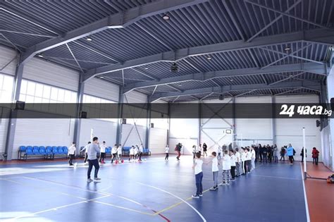 Изграждат физкултурни салони и спортни площадки в близо 500 училища