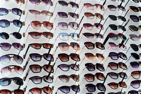 선글라스는 안경과 다양한 의류로 사람들이 태양으로부터 자외선을 보호하기 위해 착용할 수 있도록 합니다 다양한 모양과 안경의 크기 선글라스에 대한 스톡 사진 및 기타 이미지
