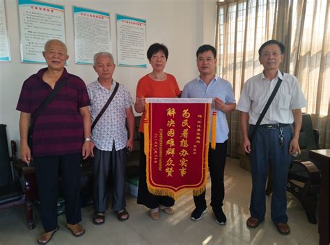 县住建局：市政为民解难事 居民致谢送锦旗