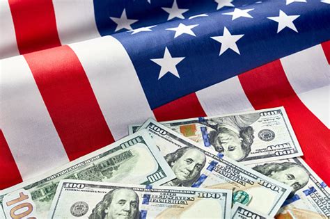 미국 국기와 달러 현금 돈의 클로즈업 달러 지폐와 미국 플래그 배경 미국 경제 미국 국기에 대한 스톡 사진 및 기타 이미지 미국 국기 미국 화폐 단위 0명 Istock