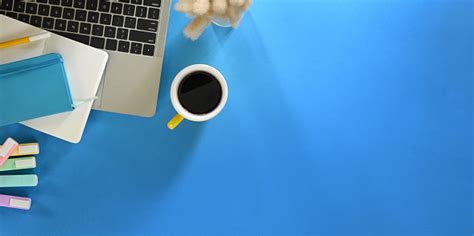 컴퓨터 노트북 노트 펜 마커 펜 및 야생 잔디에 둘러싸여 화려한 작업 책상에 넣어 상단 보기 사무실 책상 커피 컵 순서대로 작업 영역 개념입니다 위에에 대한 스톡 사진 및