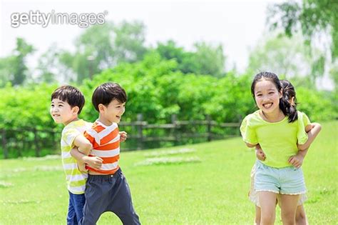 어린이 인간의나이 초등학생 플레이 움직이는활동 미소 즐거움 협력 컨셉 이미지 Jv11351893 게티이미지뱅크
