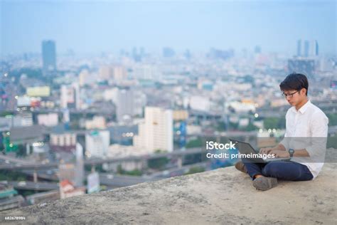 노트북 및 디지털 태블릿 도시 배경 사용 하 여 하는 젊은 사업가 경제에 대한 스톡 사진 및 기타 이미지 경제 고층 건물 그래프 Istock