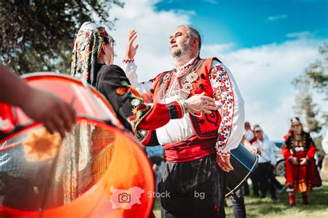 Български традиции и обичаи Народни танци на празника Св Константин и Елена снимка Снимки от