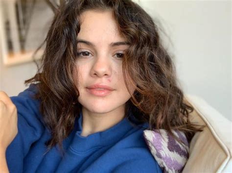 Selena Gomez Posts No Makeup Instagram Photos Repping Miley Cyrus