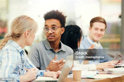 통합 문서와 장치를 들고 책상에 앉아 과학 프로젝트에 대해 논의하는 젊은 인종 간 학생 그룹 다민족 그룹에 대한 스톡 사진 및 기타 이미지 Istock