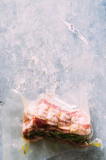 돼지 가울 지방과 로즈마리를 곁들인 생 로스트비프 고기 가루를 루너로 조리할 수 있는 수비드 백 안에 들어간 로스트비프 고기