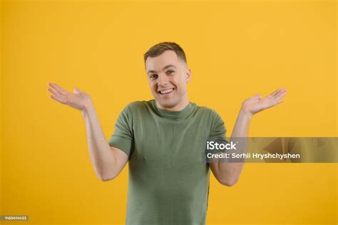 무엇 노란색 스튜디오 배경에 고립된 아름다운 남성 절반 길이의 전면 초상화 입을 벌리고 서 있는 젊은 감정적인 놀란 남자 인간의