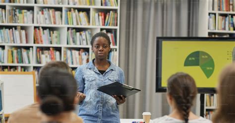 도서관에서 열린 프레젠테이션에서 젊은이들에게 사업 전략을 발표하는 아프리카 젊은 연사 사진 Unsplash의 도서관 이미지