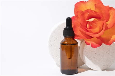 장미 꽃이있는 유리 점적기 병 히알루 론산 오일 콜라겐과 펩타이드와 혈청 스킨 케어 제품 모형 포장 화장품 디자인 브랜딩 개념에 대한 스톡 사진 및 기타 이미지 Istock