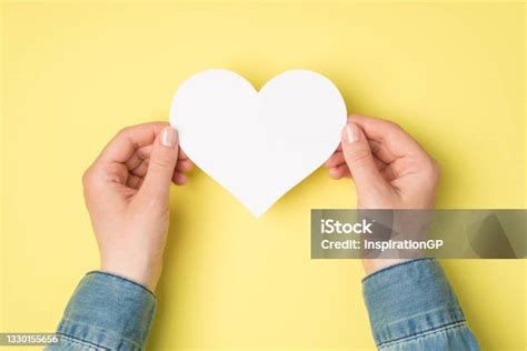 빈 공간이있는 고립 된 노란색 배경에 흰색 종이 하트를 들고있는 여성의 손의 1 인칭 탑 뷰 사진 개념에 대한 스톡 사진 및 기타 이미지 Istock