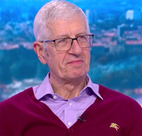 ХВАНАХА ГО ЗА ЖИЛЕТКАТА Спипаха в неприлично скъп гаф Румен Овчаров от списъка Магнитски който