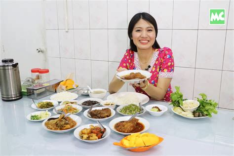 ရွှေဘ ထမင်းဆိုင်မှာ သွားစားခဲ့တဲ့ Mc မခိုင်ချို ရဲ့ ပုံရိပ်