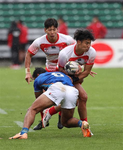 ＜ラグビー7人制 アジア予選 日本・インド＞前半、攻め込む津岡（右）（撮影・平嶋 理子） ― スポニチ Sponichi Annex スポーツ