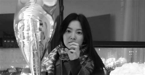 송혜교 프랑스 파리 사로잡을 청초美흑백 사진에 분위기↑