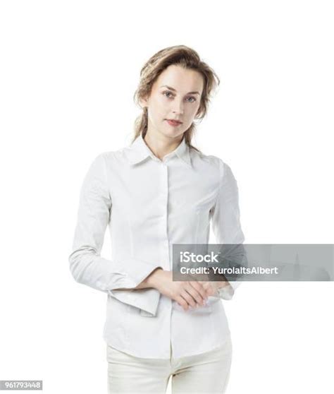 흰색 배경 위에 세련 된 흰색 Pantsuit에서 성공적인 비즈니스 여자의 초상화 고용과 노동에 대한 스톡 사진 및 기타 이미지 고용과 노동 권위 기업 비즈니스