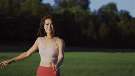 脑海里只有许巍的歌秋天的风吹过原野金色的阳光多灿烂