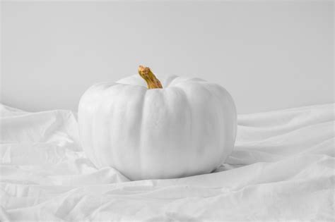 천 배열에 흰색 호박 무료 사진