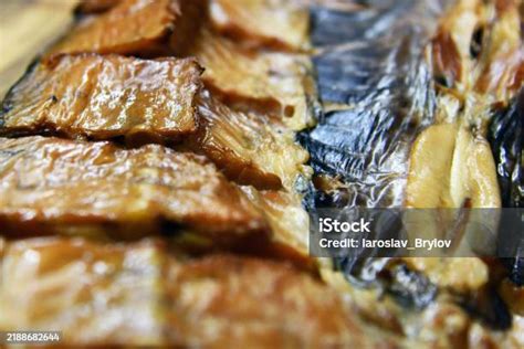 흡연 과정 물고기 생선 가공 훈제 훈제실에서 훈제된 고등어 물고기 흡연 과정 물고기 배너 메뉴 고기에 대한 스톡 사진 및 기타 이미지 Istock