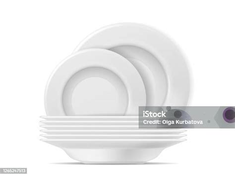 깨끗한 접시 음식 화이트 플레이트 세트 세탁 후 사실적인 적층 식기 가정용 주방용품 식기 세척 제지 벡터 3d 절연