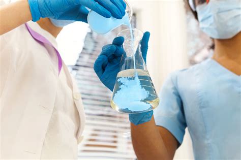 실험실에서 시험관을 다루는 안면 마스크를 쓴 두 명의 의료 실험실 과학자 시험관에 대한 스톡 사진 및 기타 이미지 시험관 2명 사람들 Istock