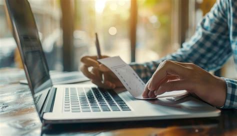 Empresario Completando Una Encuesta De Lista De Comprobación En Línea En Una Pantalla Virtual