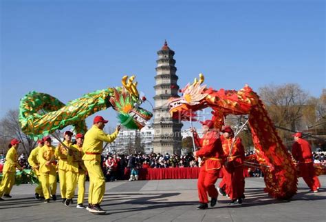 山东枣庄龙狮争霸赛迎龙抬头节 人民图片网