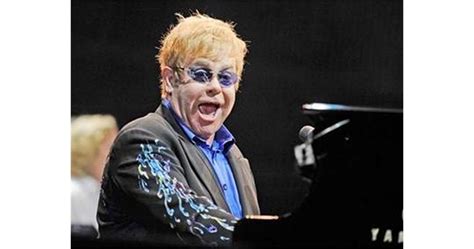 Елтън Джон стана баща на момче