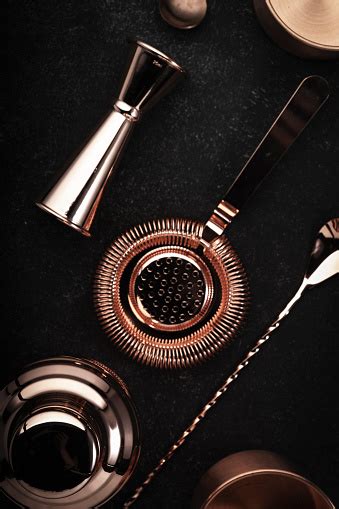 칵테일을 만들기 위한 구리 바 도구와 바텐더 액세서리 셰이커 지거 여과기 숟가락 알코올 음료 및 음료 준비 블랙 배경 상단 보기 0명에 대한 스톡 사진 및 기타 이미지