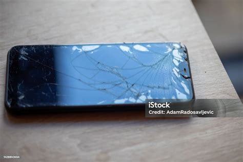 테이블 데스크탑에 깨진 터치 스크린 화면이있는 스마트 폰 0명에 대한 스톡 사진 및 기타 이미지 0명 깨짐 모던 양식 Istock