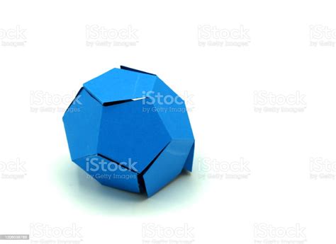 기하학적 모양은 파란색 종이에서 잘라 흰색 배경에 촬영 도데카헤드론 접을 수 있는 2d 형상은 3d 형상 또는 솔리드를