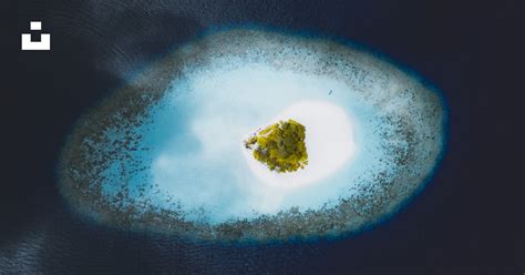 노란색 중심을 가진 행성 사진 Unsplash의 무료 땅 이미지