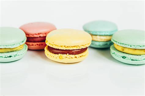 달콤한 아몬드 다채로운 파스텔 핑크 블루 옐로우 그린 마카롱 또는 마카롱 디저트 케이크는 흰색 배경에 고립되어 있습니다 프렌치 스위트 쿠키 최소한의 식품 베이커리 컨셉 카피