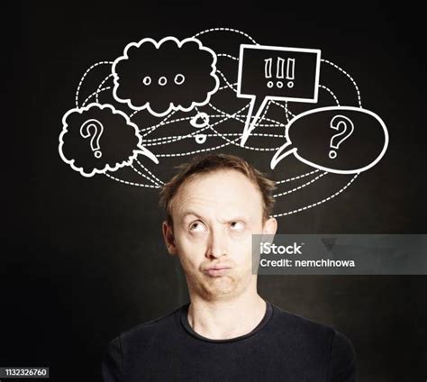 캐주얼 남자는 물음표와 손 칠판 배경에 스케치 버블을 그리는 생각 선택 문제 및 솔루션 개념 사색에 대한 스톡 사진 및 기타