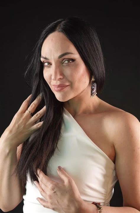 ნინო ბაშარული თავად ვუტარებ ქირურგიულ ოპერაციას საკუთარ თავს ფიზიკურ თუ სულიერ დონეზე