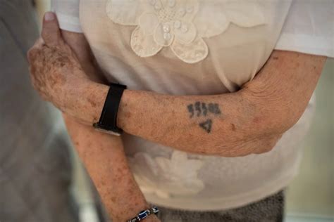 Sobrevivientes De Los Campos De Concentración Nazis Homenajearon En