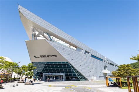 국립부산과학관 누적 관람객 700만 명…1년 만에 100만명 방문 서울신문