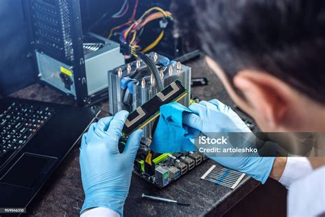 손에 장갑에 엔지니어 기술자 컴퓨터 실패를 검토 하 고 수리 마이크로칩의 개념 Cpu에 대한 스톡 사진 및 기타 이미지