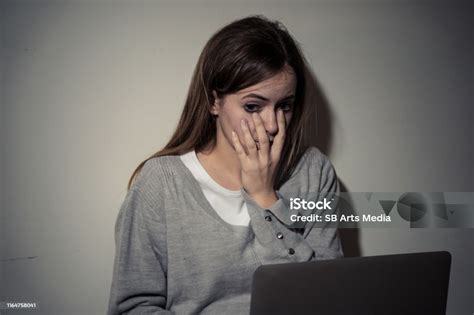 무서워하고 협박 슬픈 십대는 사이버 괴롭힘과 괴롭힘을 겪고 노트북과 라인에 왕따 괴롭힘 스토커 소셜 미디어 온라인 도전 기술 및 인터넷의 위험의 아동 피해자 Brand