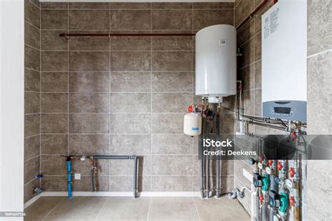 구리 밸브 스테인리스 볼 밸브 중앙 난방 시스템의 수압 감지기 및 플라스틱 파이프 및 아래 아파트의 보일러실에 단열재가 있는