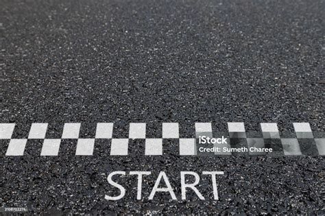 흰색 출발선 표시 콘크리트 고속도로 표면 질감이 있는 아스팔트 도로입니다 거친 구조 그런 지 돌 배경의 패턴입니다 0명에 대한 스톡 사진 및 기타 이미지 Istock