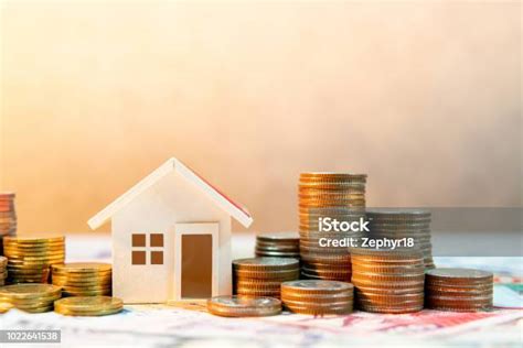 부동산 또는 재산 투자입니다 주택 담보 대출 비율입니다 은퇴 개념에 대 한 돈을 절약 집 모델 테이블에 국제 지폐에 동전 스택 비즈니스 성장 배경 0명에 대한 스톡 사진 및